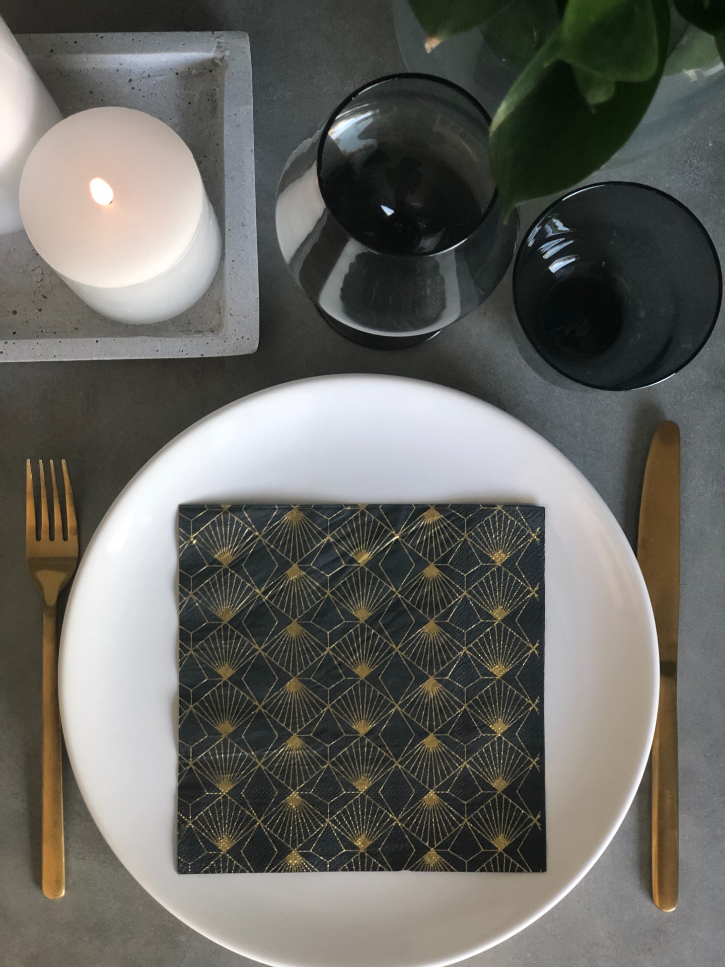 N17 - 3-lags Sort serviett med gull mønster :: Norway Designstudio B2BShop